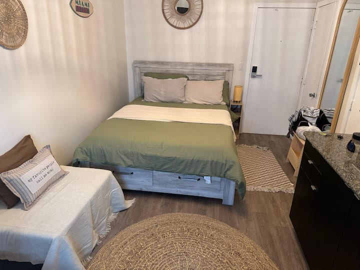 New Cozy Studio With Pool And Parking Free - Miami Beach, FL