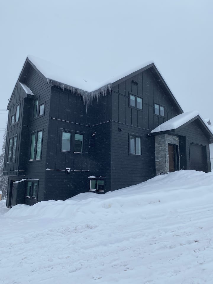 Brand New Standalone Chalet | Hot Tub | Ev Charger - Big White Ski Resort, BC