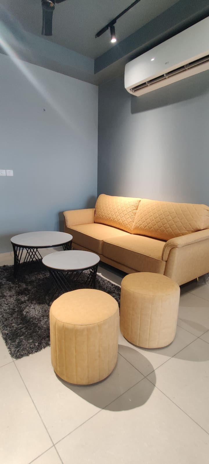 Amber & Ash Spacious 2bhk Apartment On A Higher Fl - 