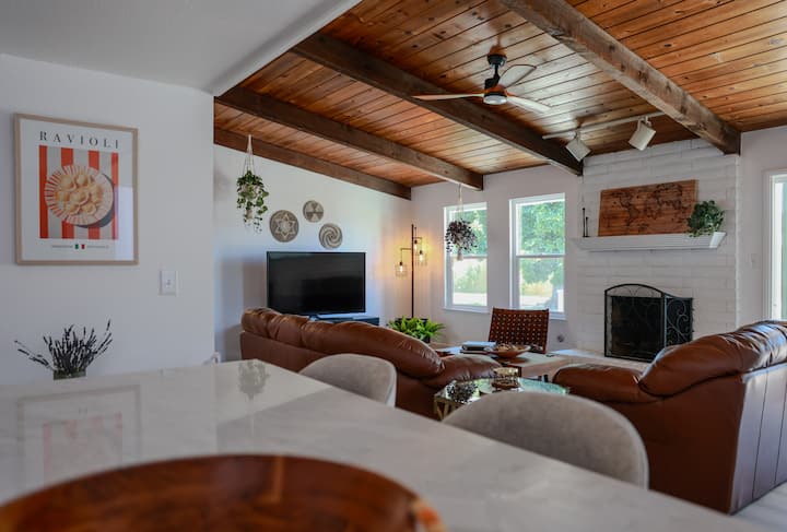 Modern Visalia Retreat | Close To Sequoia - Visalia, CA