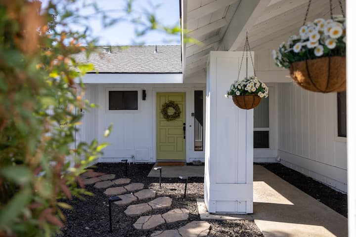 Modern Visalia Retreat | Close To Sequoia - Visalia, CA