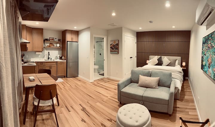 New, Bright Studio With Full Kitchen $125-150 - Santa Clarita, CA