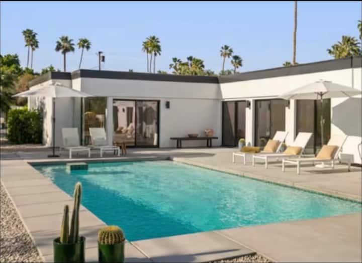 Beautiful 4 Bedrooms Oasis In Palm Springs - Palm Springs, CA
