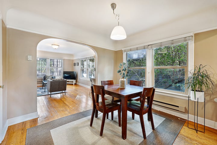 Clean 1 Br In Cap Hill 3 Blocks From Light Rail - Seattle, WA