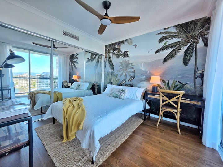Stylish Getaway With Great Views - Surfers Paradise