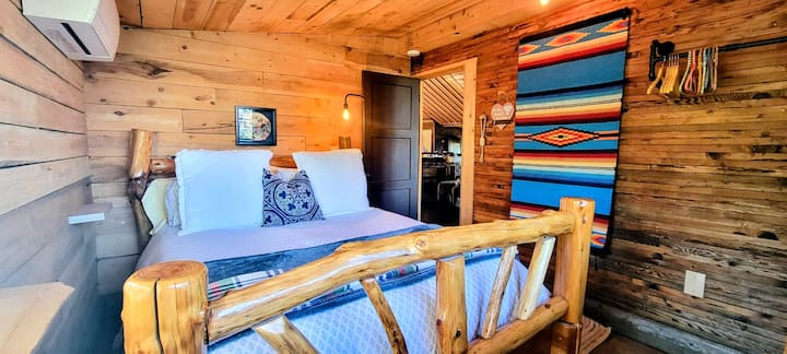 Peaceful Cabin Retreat
-Sunrise Room - Oregon