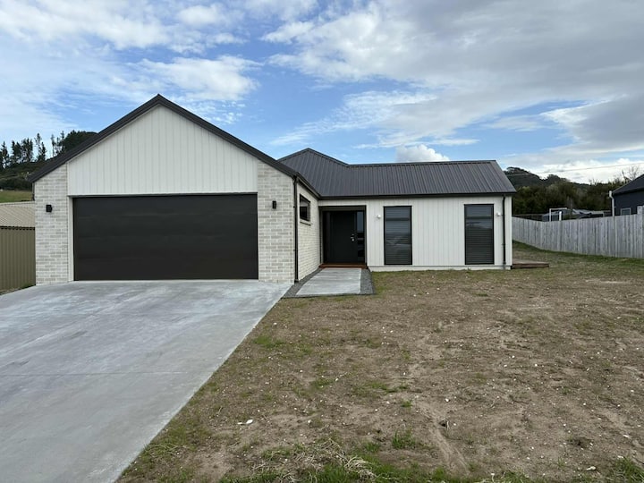 Modern Coastal Escape At Cooks Beach - Whitianga