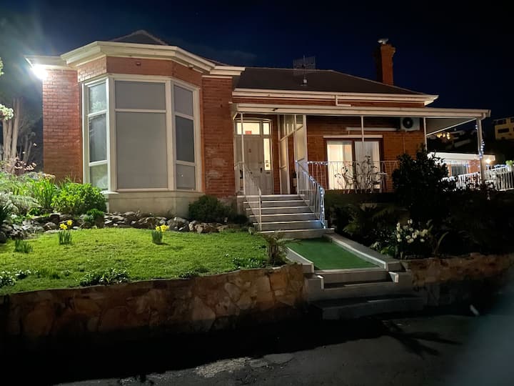 Unique Room, 7 - Burnie