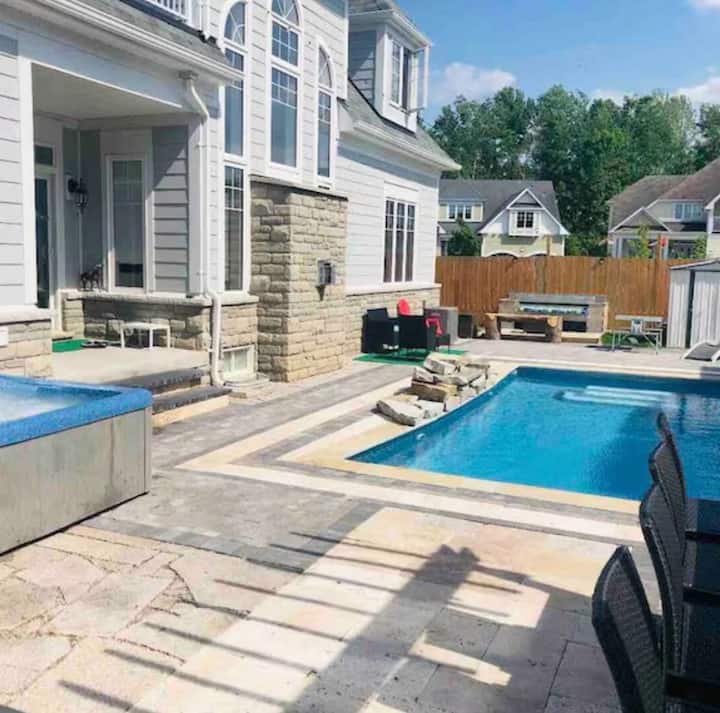 Luxury Georgian Bay Cottage| Hot Tub| Sleeps 15 - Midland