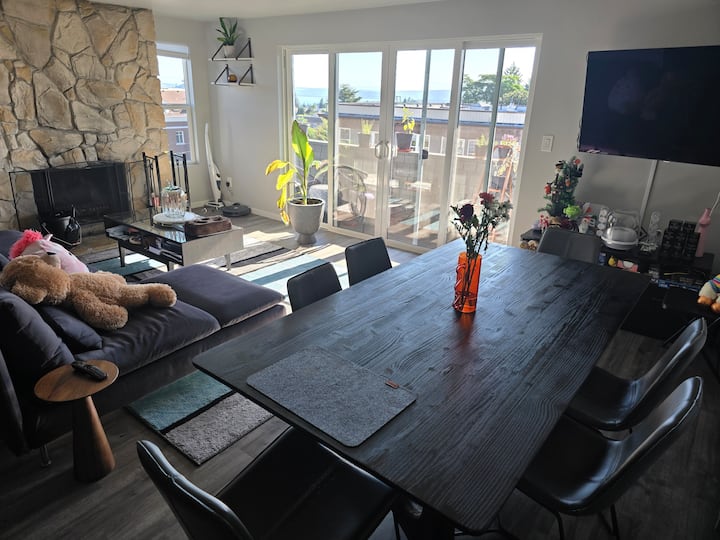 Capitol Hill Modern Apartment With Balcony - Seattle, WA