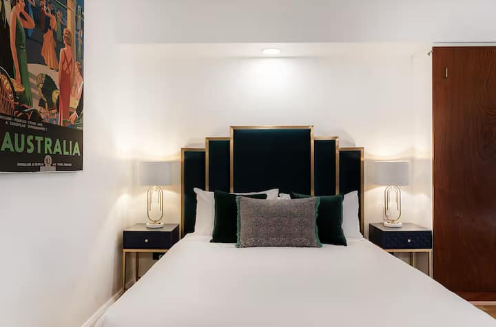 Art Deco Luxury - North Sydney