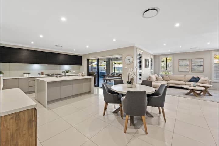 Spacious Retreat In Prime Coastal Location - The Entrance