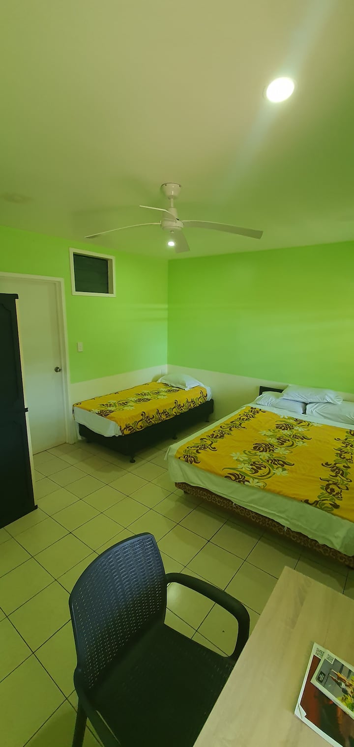Tropical Ensuite Stay · Pool & Breakfast - 薩摩亞