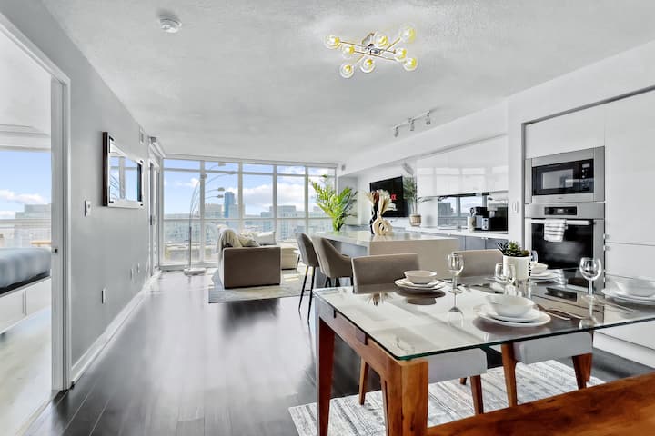 Luxury Lakeview | Downtown | Sleeps 6 | Parking -