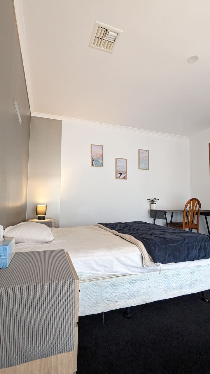 Bright & Spacious Room Prime Werribee Location - Werribee