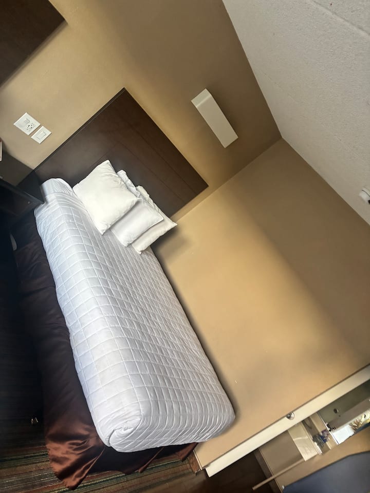 Spacious Room - Rohnert Park, CA