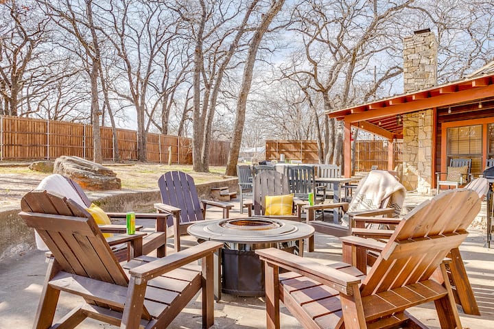 Charming 4 Bdrm Log Cabin With Hot Tub/gameroom - Granbury, TX