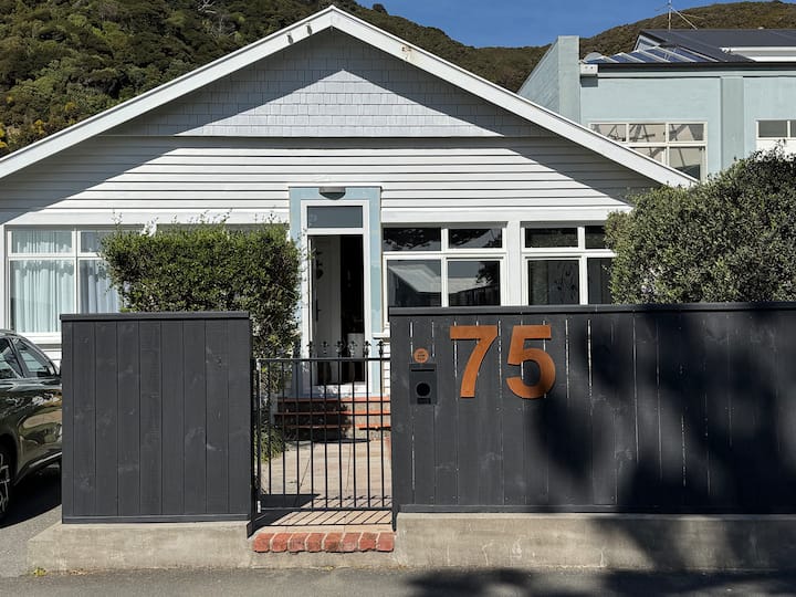 Unique Beachside Home In Eastbourne - Lower Hutt