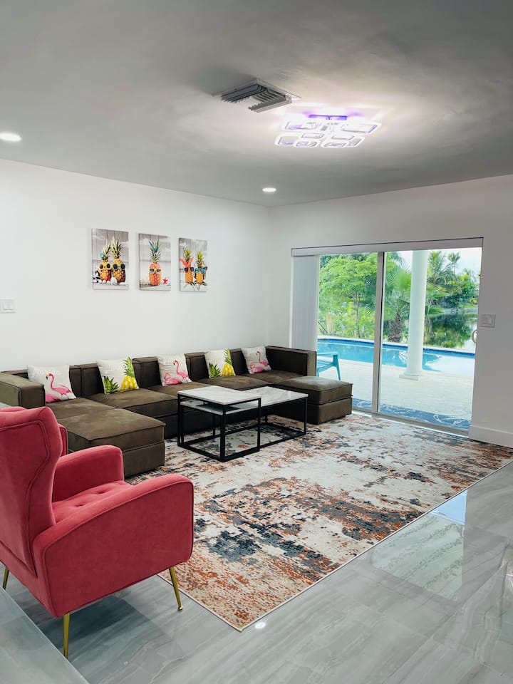 Lakefront Escape With Pool And Views - Miramar, FL