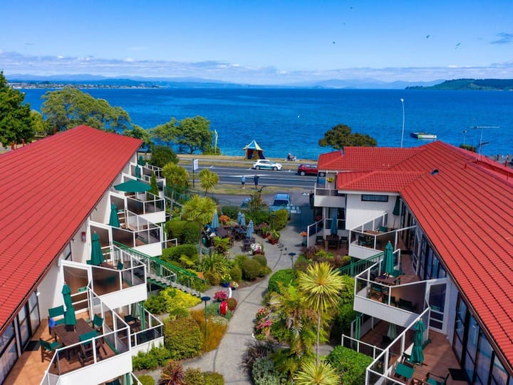 Partial Lakefront-view Apartment With Kitchen - Lake Taupo