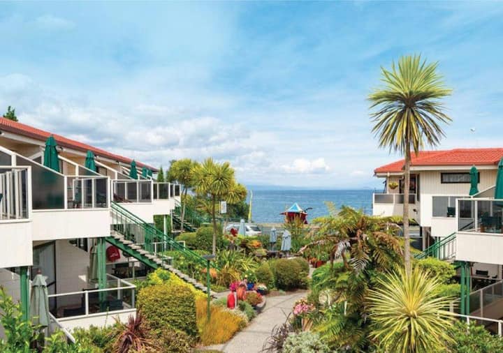 Deluxe 3 Bedroom Apartment, Full Lake View - Taupō