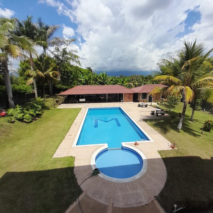 Chalet Lujoso En Armenia Quindio- Zona Campestre - Armenia, Colombia