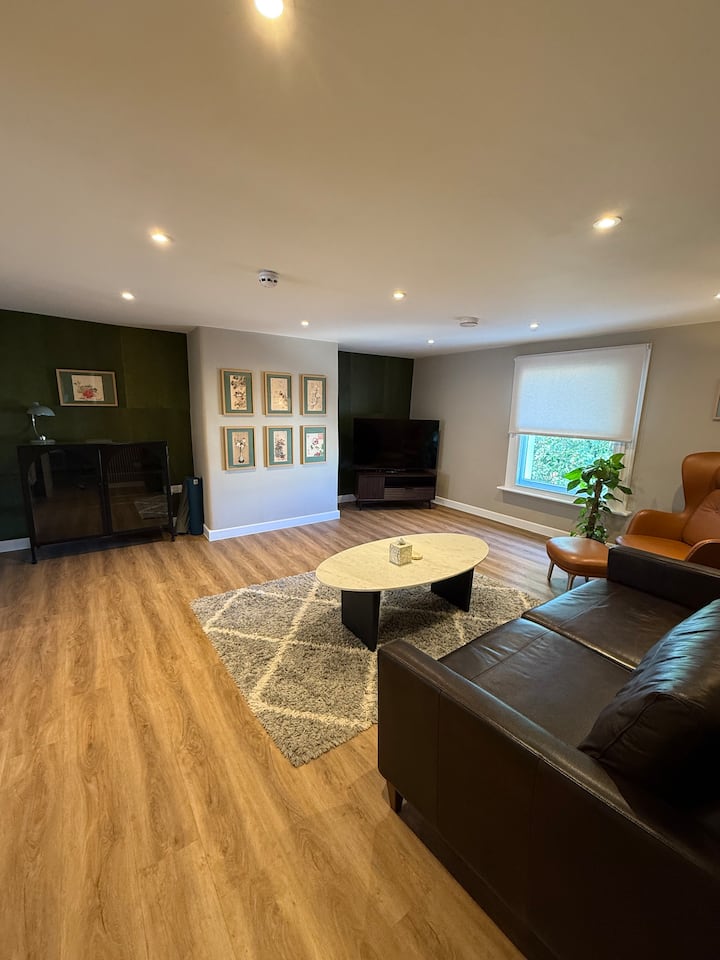 Luxury Large Two Bedroom Apartment Town Centre - Cheltenham