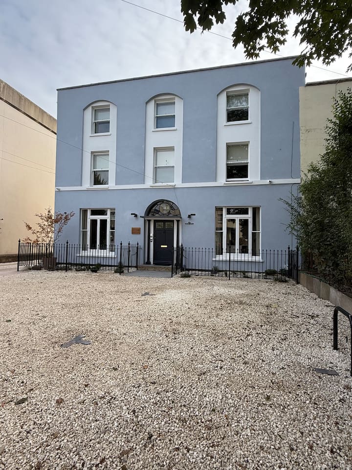 Luxury Large Two Bedroom Apartment Town Centre - Cheltenham