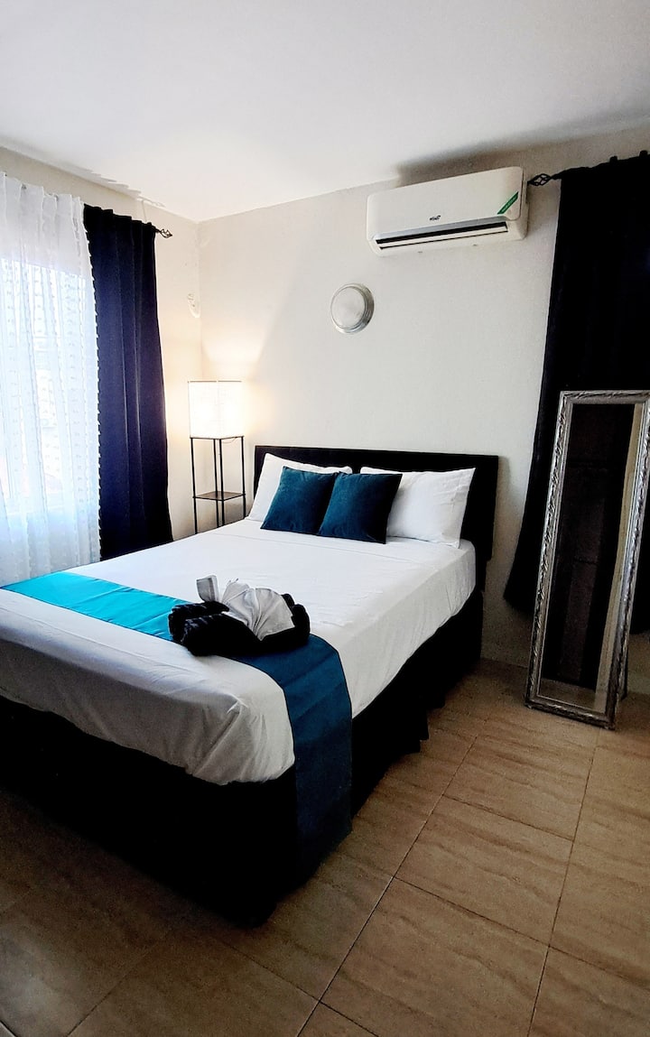 Charming Haven - Snug Queen | Gated | Free Parking - Kingston