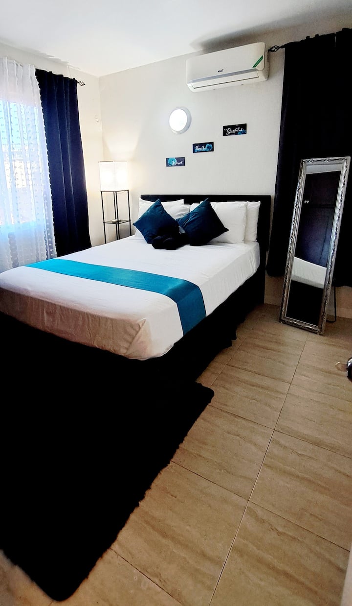 Charming Haven - Snug Queen | Gated | Free Parking - Kingston