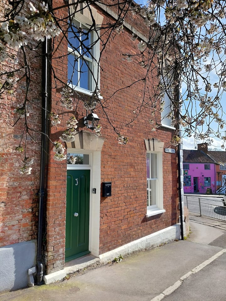 The Little Bove. In The Centre Of Glastonbury. - Glastonbury