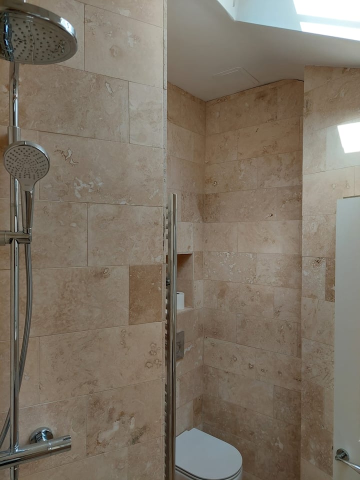 The Little Bove. In The Centre Of Glastonbury. - Glastonbury