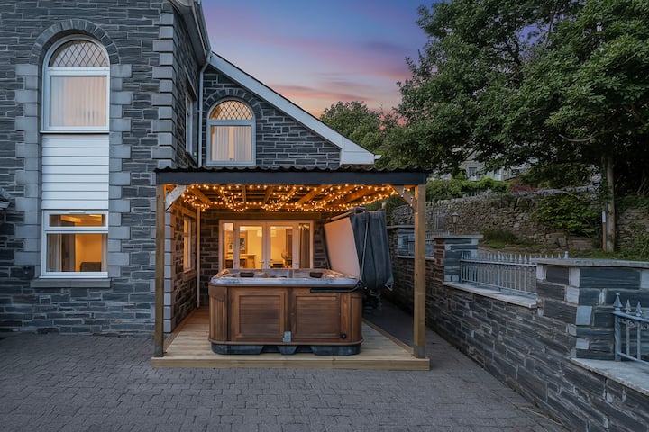 Stylish Weekend Retreat | Hot Tub | Sleeps 6 - Beddgelert