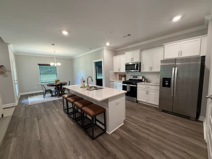 Brand New Auburn Stay – Spacious & Game Day Ready! - Auburn, AL
