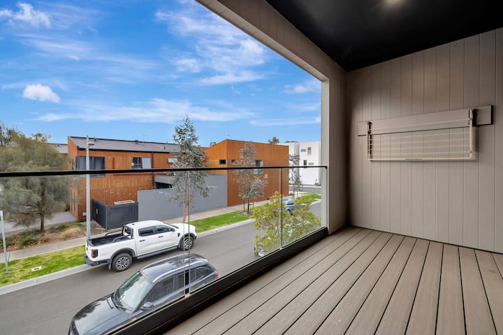 Stylish 3-bedroom Townhouse Near Shops & Parks - Point Cook