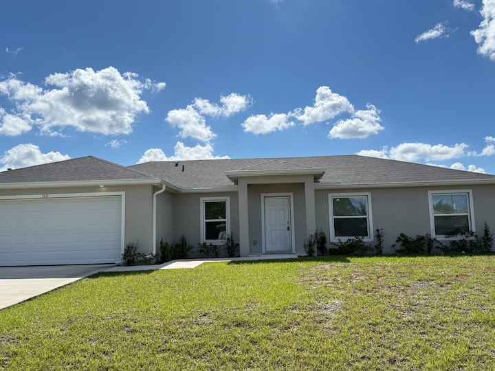 New 4-bedroom Home – Perfect For Your Stay! - Lehigh Acres, FL