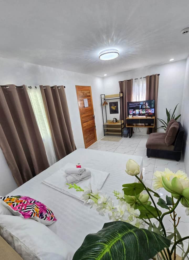 Liepert Suites Located At White Beach - Puerto Galera