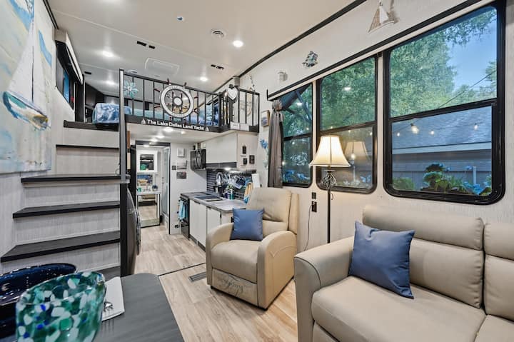 The Lake Dallas Land Yacht - Texas
