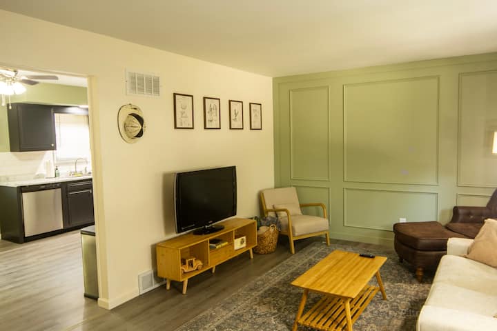 Quiet, Beautifully Updated End Of Street Getaway - Saint Joseph, MO