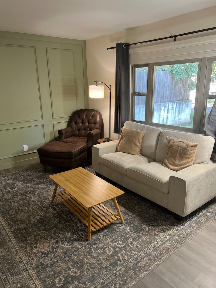 Quiet, Beautifully Updated End Of Street Getaway - Saint Joseph, MO