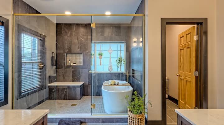 Lakefront Retreat • Dock • Spring Getaway - Blairsville, GA