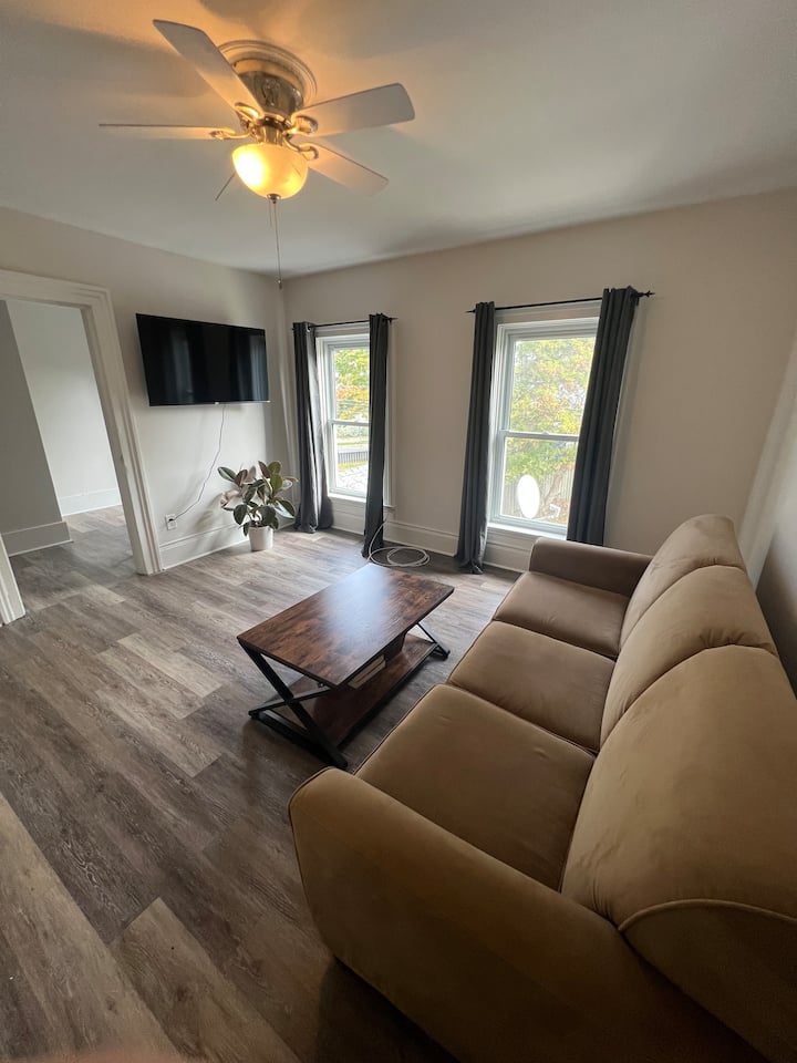 Prime Downtown Retreat With Dedicated Workstation - Saint Catharines