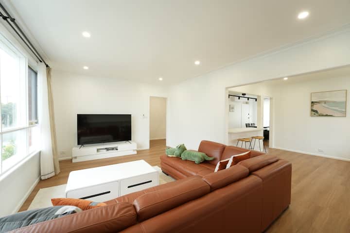 4-bedrooms Sunny Garden Villa - Box Hill