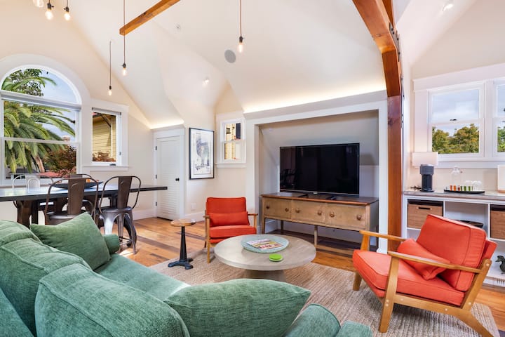 Healdsburg Luxe Carriage House Downtown! - Healdsburg, CA