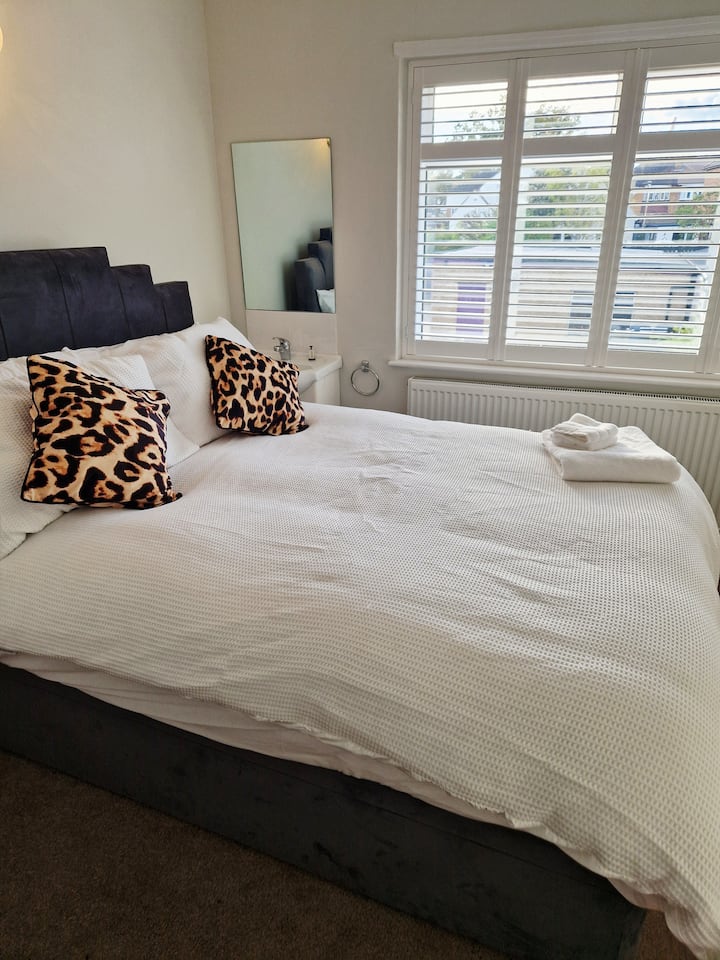 Beautiful & Spacious 6 Bedroom House - Romford