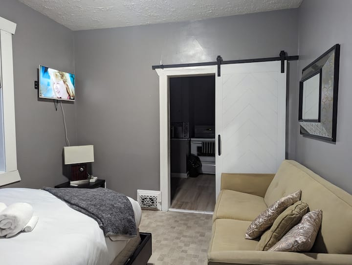 Cozy 1 Bedroom Central Location - The University of Winnipeg