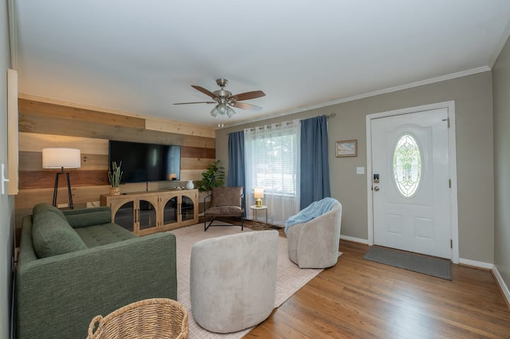 8 Minutes From Downtown Greenville - Greenville, SC