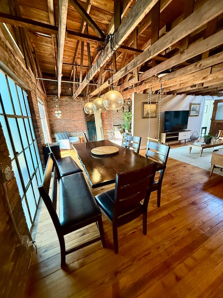 Hidden Downtown Loft - Siloam Springs, AR