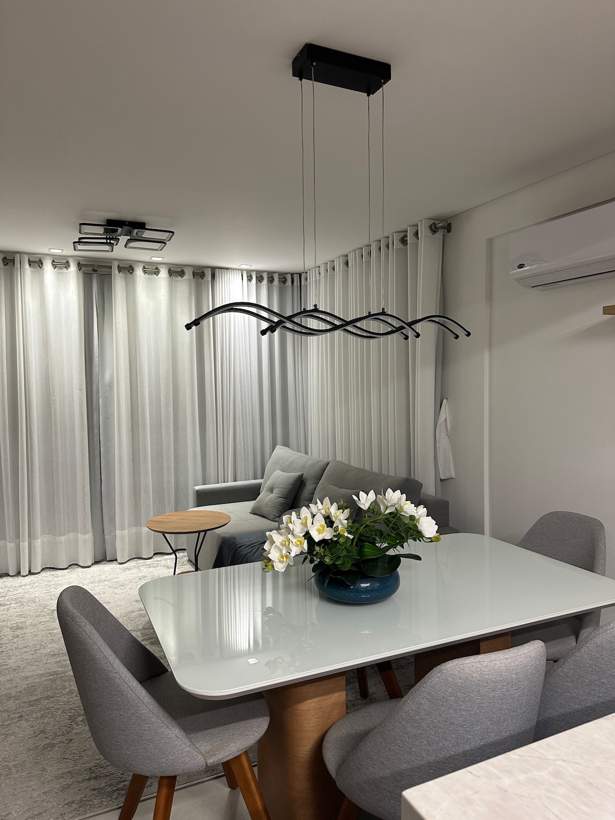 Modern retreat 1 block from the waterfront! With garage - Apartments ...