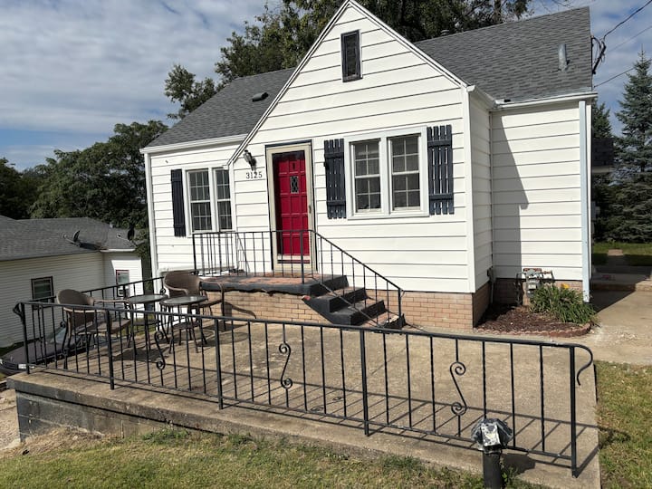 Cozy 4-bedroom Steps From Morningside University - Sioux City, IA